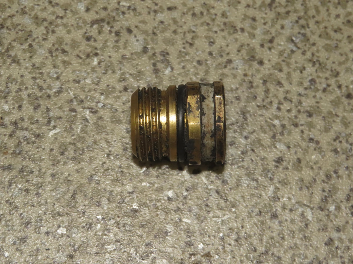 1541980 Пробка с уплотнительным кольцом насоса подъёма кабины для ...